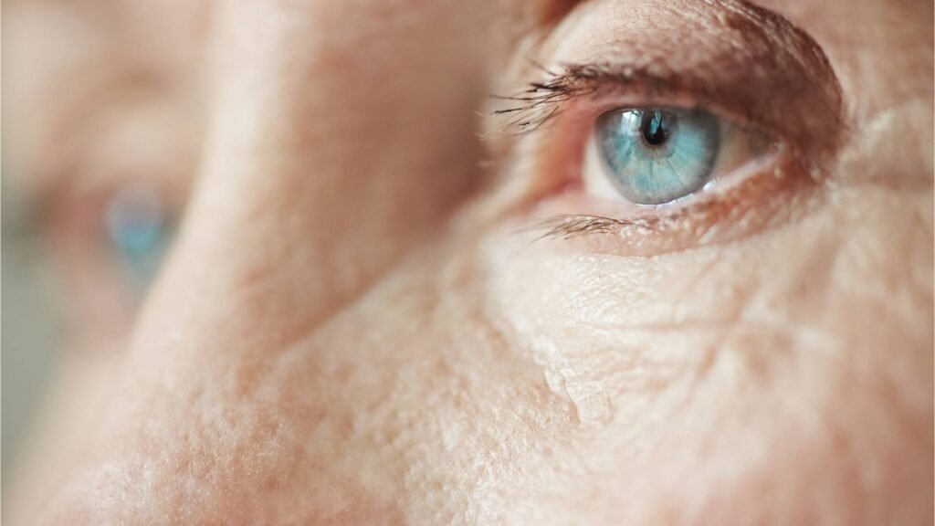 Macular Degeneration: Causes, Symptoms & Best Treatment Options - Desai ...